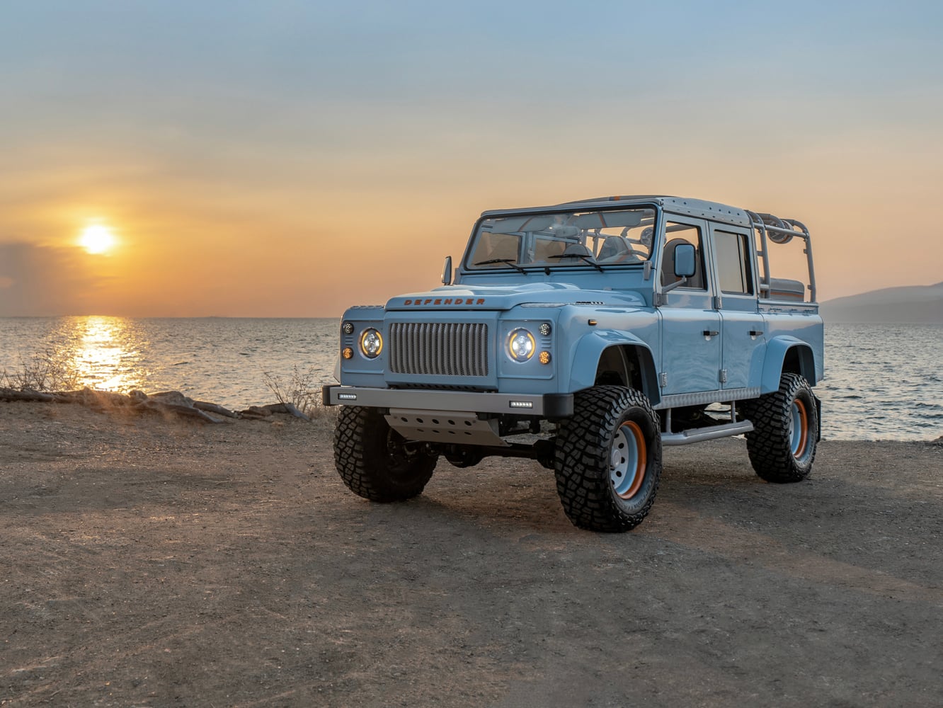 What It's Like Driving an Old / Restored Land Rover Defender – Monarch ...